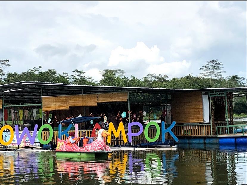 Menikmati Seafood di Kafe Apung Satu-Satunya di Sumberpucung Malang