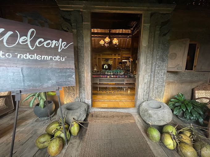 Rumah Makan dengan Ambience Kerajaan Jawa Kuno di Ndalem Ratu Malang