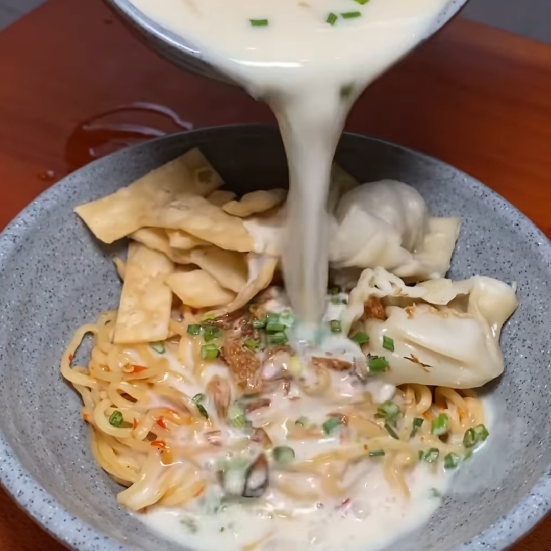Sensasi Makan Mie Pedas Kuah Susu, Harga Mulai Rp10 Ribu